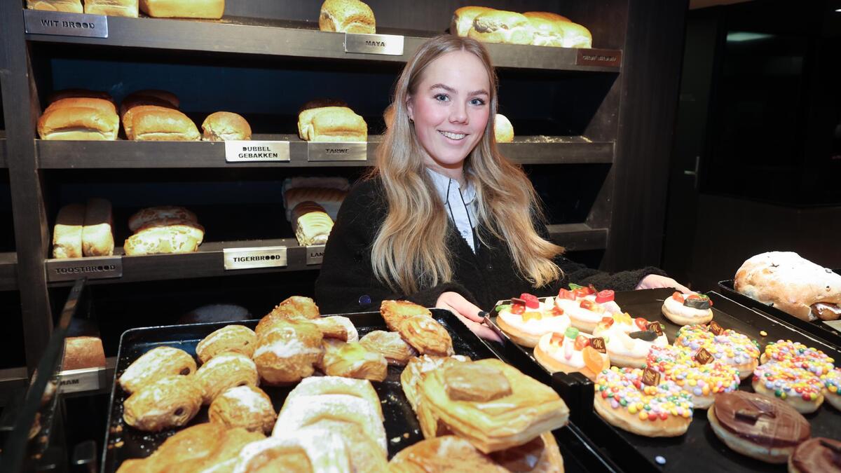 Merel brengt brood en lekkernijen van Manus tot aan de voordeur: “De ...