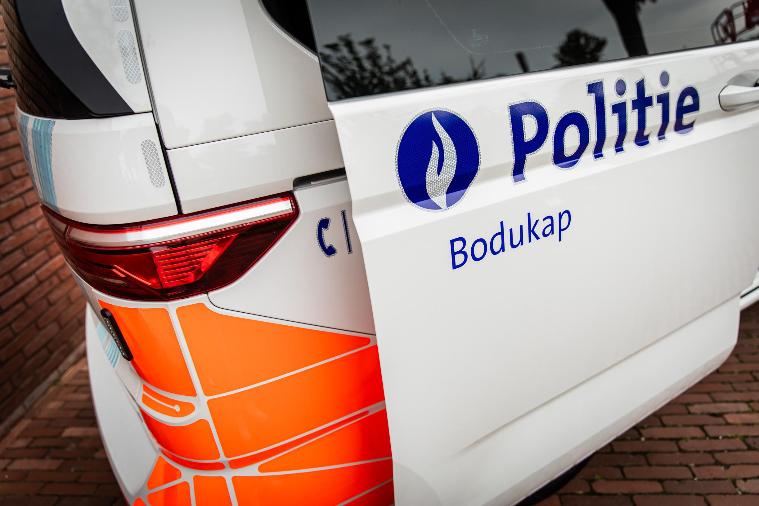 Politie waarschuwt voor oplichters die zich uitgeven als valse agent of bankmedewerker: “Merk je ...