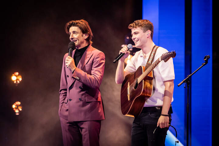 Zingende leerkracht Daan Cavens in duet met Bart Peeters in ‘Lift you up’: “Als kleuter zong ik ...