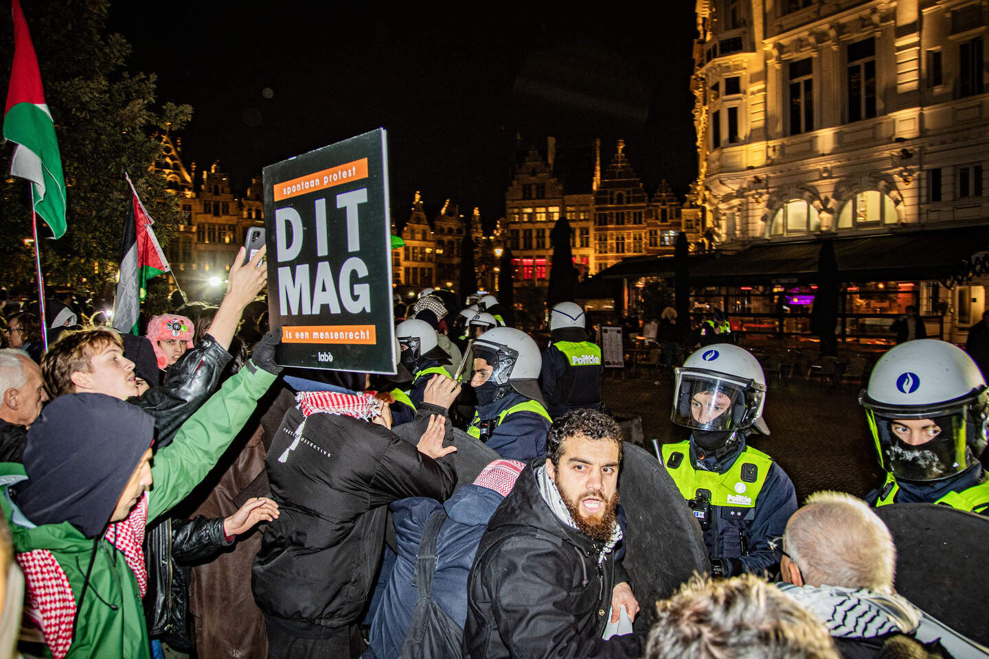 Uitbaters horeca Grote Markt op eerste rij bij woelige betoging ...