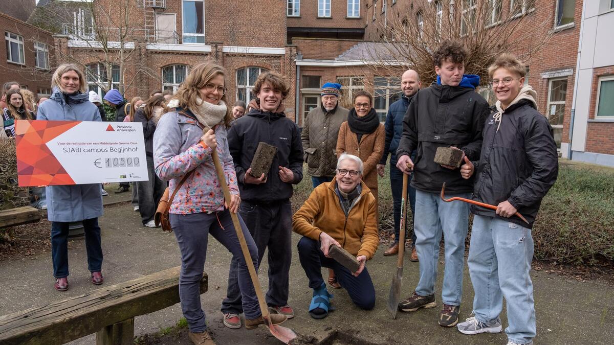 Leerlingen Sjabi Puurs wippen eerste tegels voor nieuwe groene ...