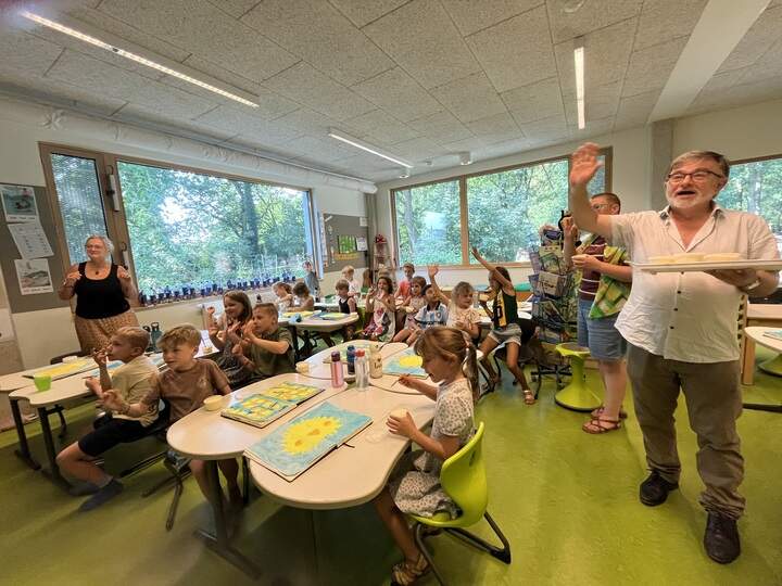 Dieter en Billie Coppens trakteren winnende klassen Bye Bye Gazon op ...