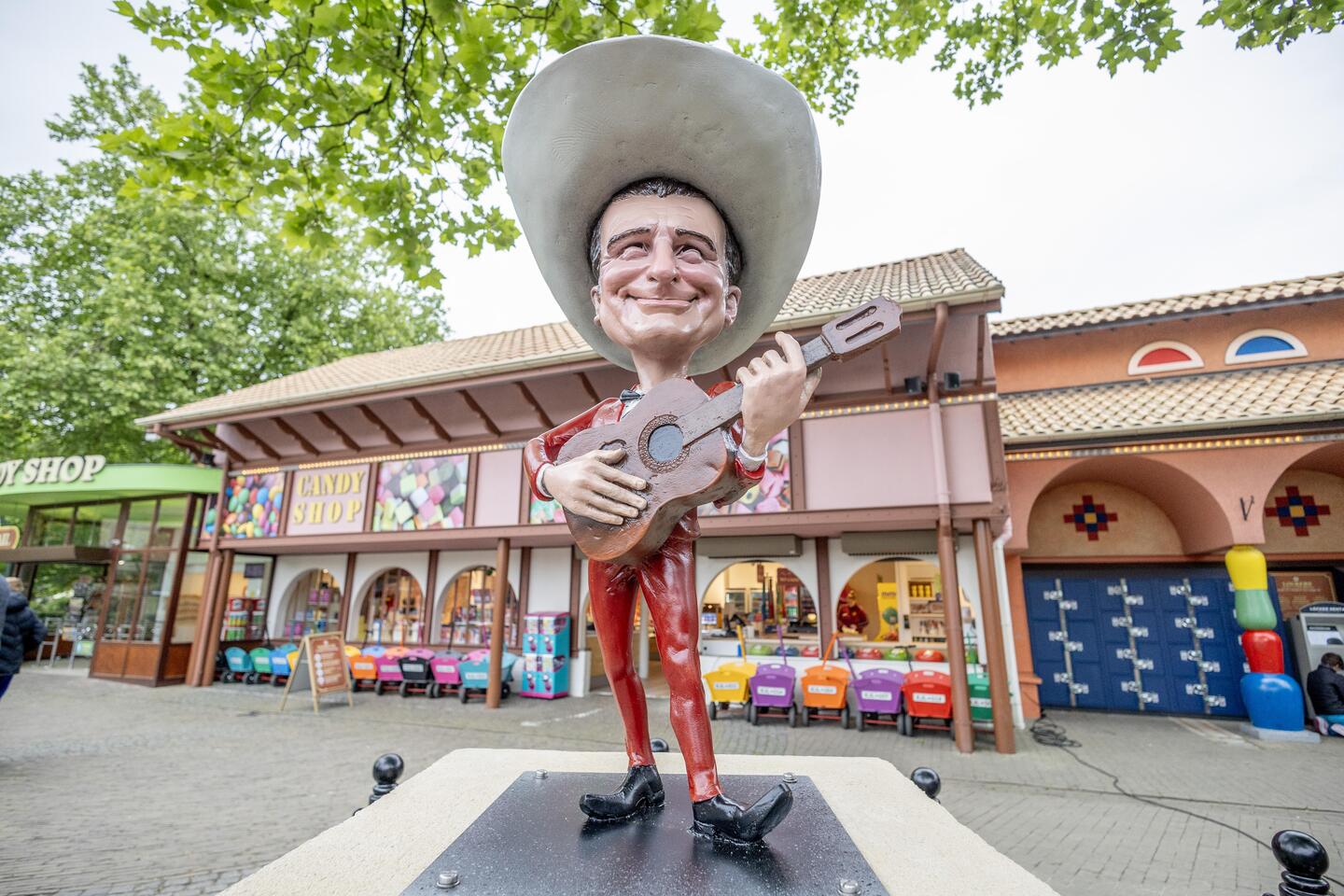 Bobbejaan krijgt verrassend vrolijk standbeeld in zijn familiepark ...