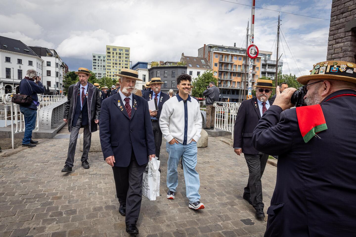 Average Rob officieel benoemd tot nieuwe Snor van het Jaar: “Ik scheer ...