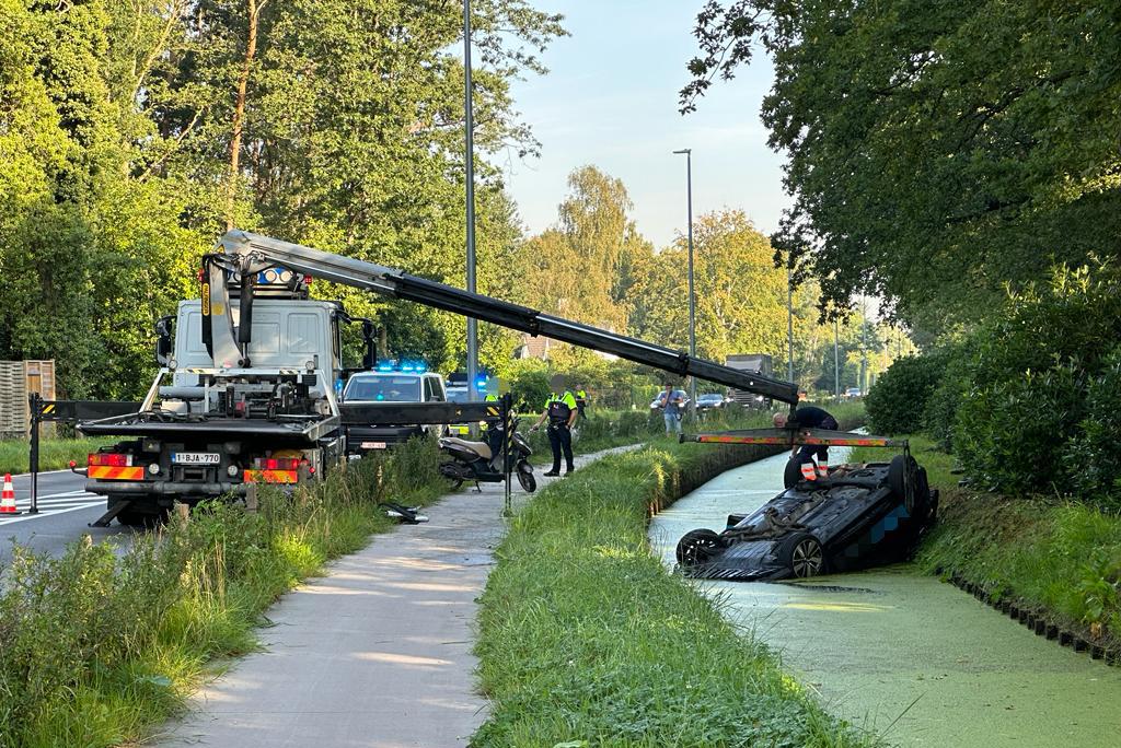 Fietser en bromfietser gegrepen bij zwaar ongeval in Schoten, wagen ...