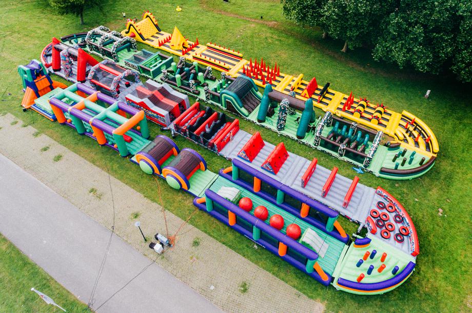 Spring, loop en val mee op het langste opblaasbare hindernissenparcours ...