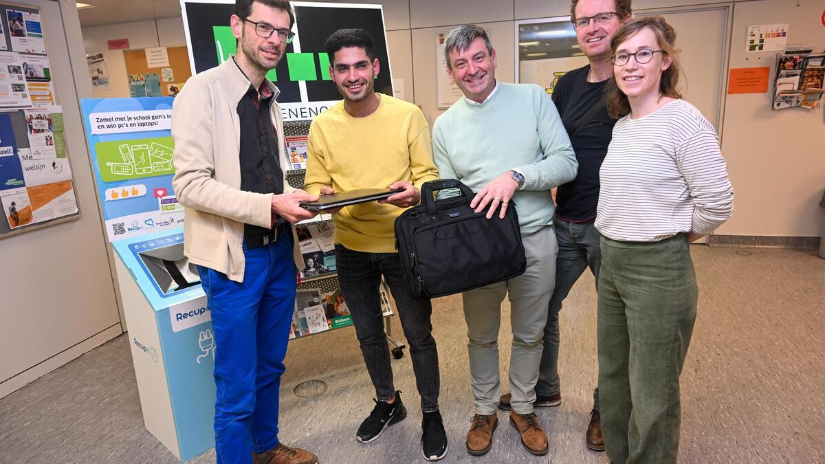 Jonge vluchteling van LBC wint laptop na gsm-inzamelactie | GVA