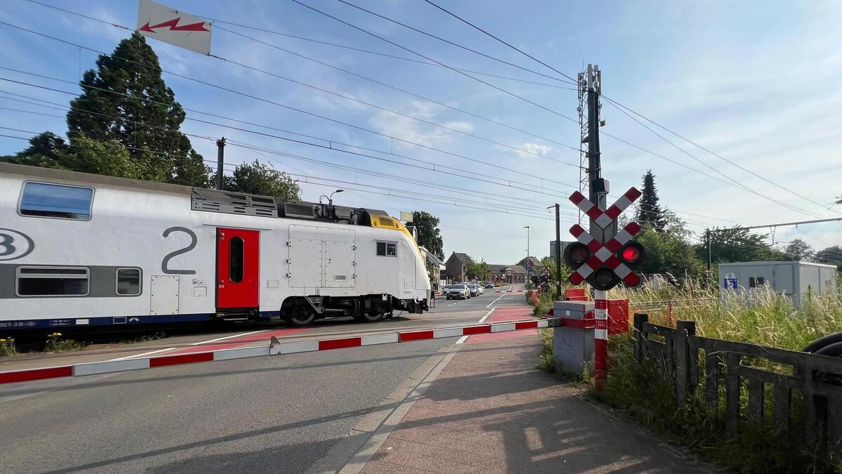 Spooroverwegen in Hombeek gesloten nadat bestelwagen slagboom raakt ...