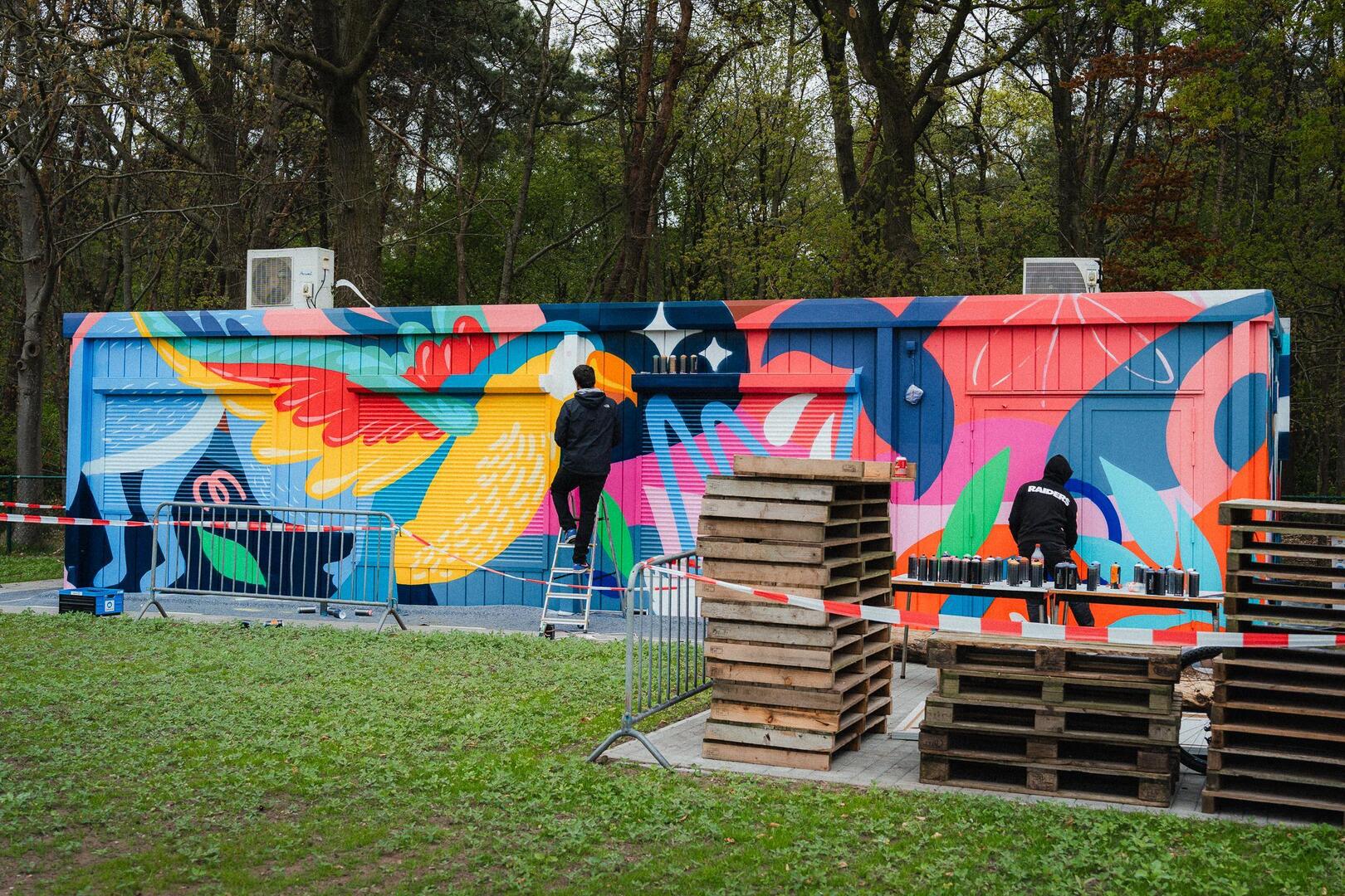 Nieuwe opslagruimte Speelplein Wuustwezel straalt dankzij kleurrijke ...