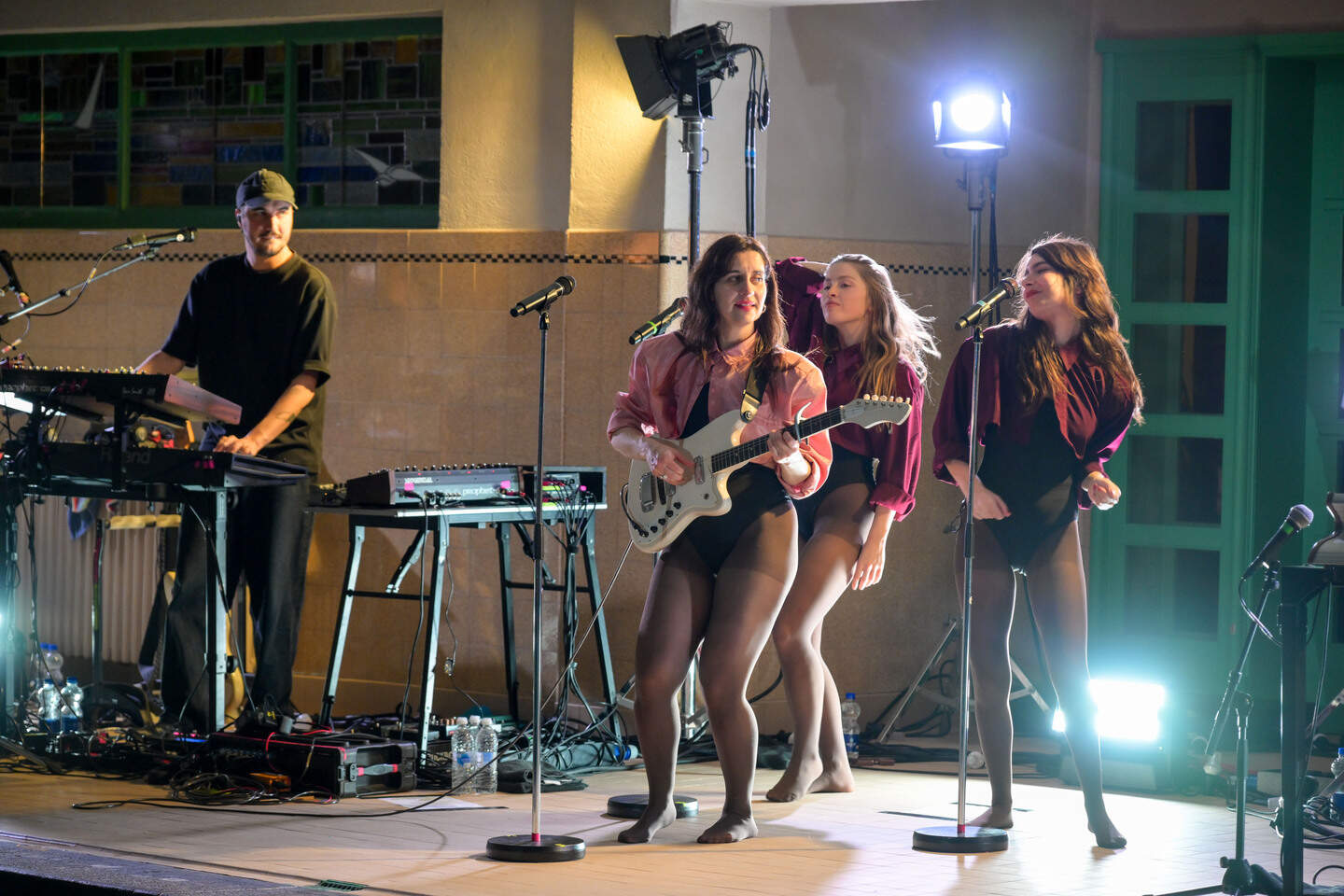 200 fans in badkleding genieten van uniek concert van Eefje de Visser ...