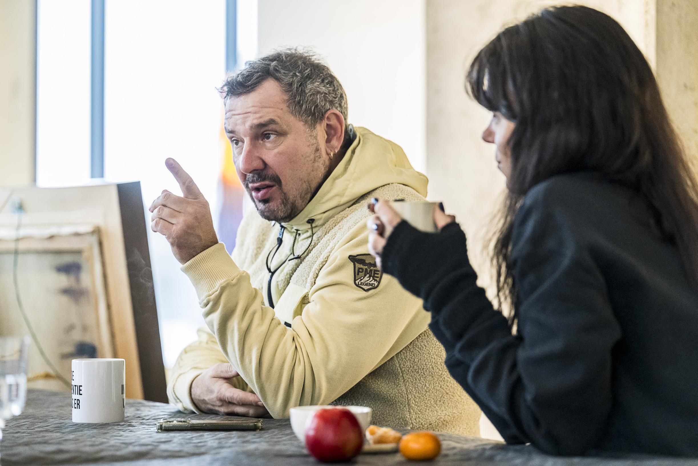 Axel Daeseleire en partner Maxine maken kunst toegankelijk in ‘rock-’n ...