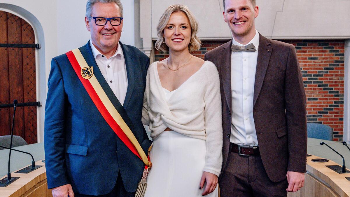 Afscheidnemende burgemeester huwt dochter en schoonzoon als (voorlopig ...