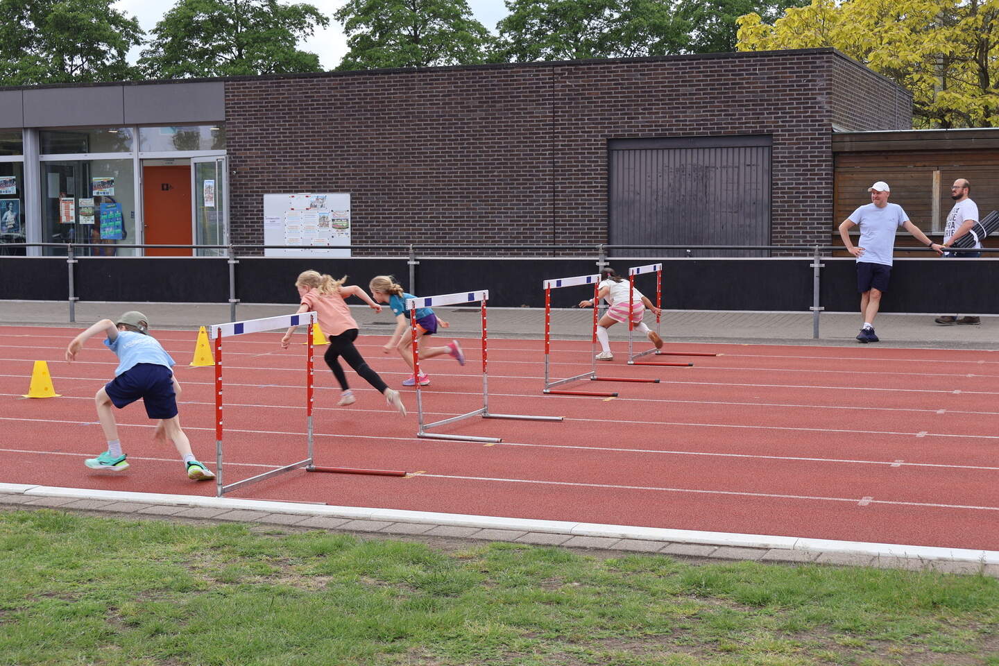 Honderden kinderen ontdekken nieuwe sporten aan Netestadion: “De ...