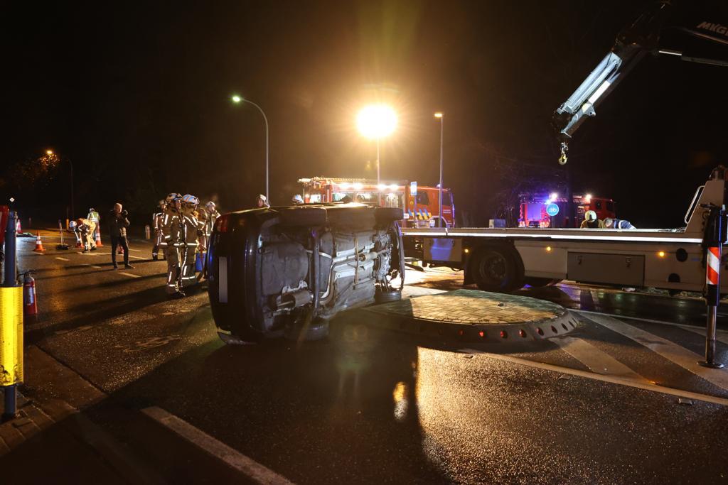 Auto belandt op zijkant aan gevangenis Merksplas, bestuurster kan zelf ...