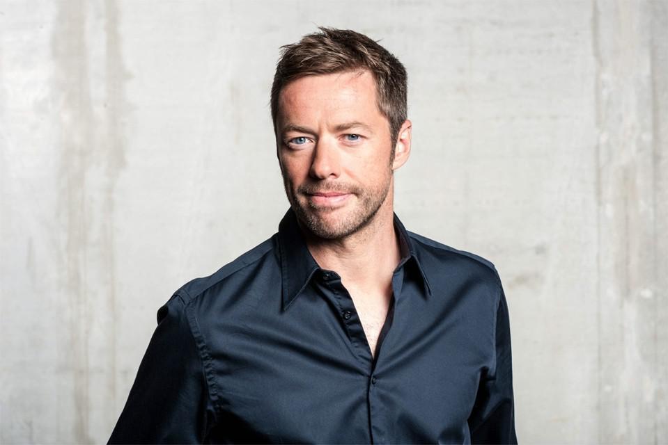 Presentator Bart Schols in rouw: “Jij was m’n derde ouder, en de eerste ...