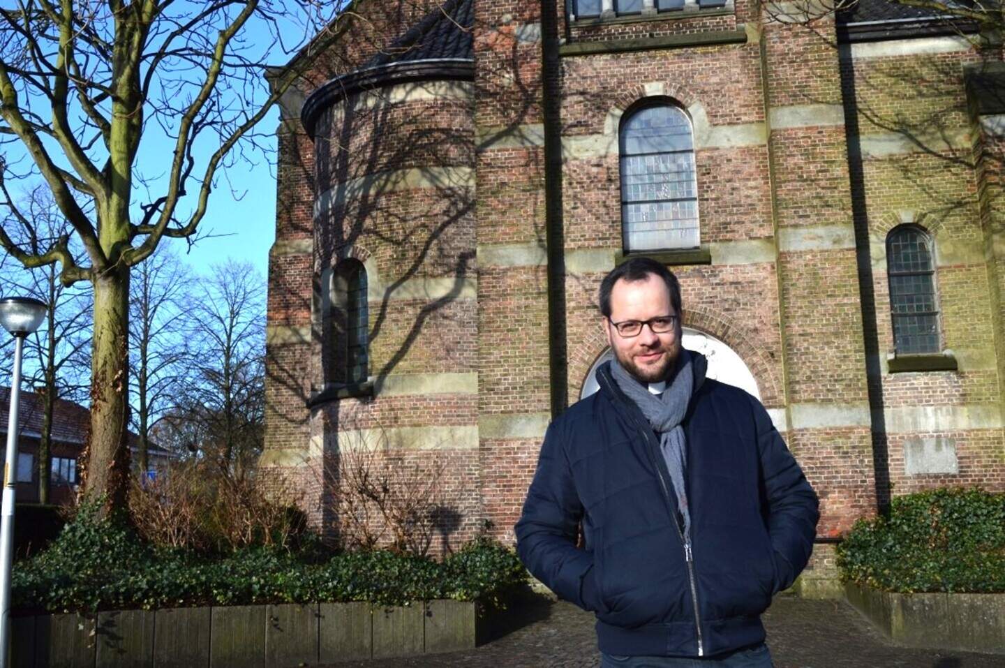 Priestercarrousel zorgt voor verdriet bij kerkgangers: “Wij gaan onze ...
