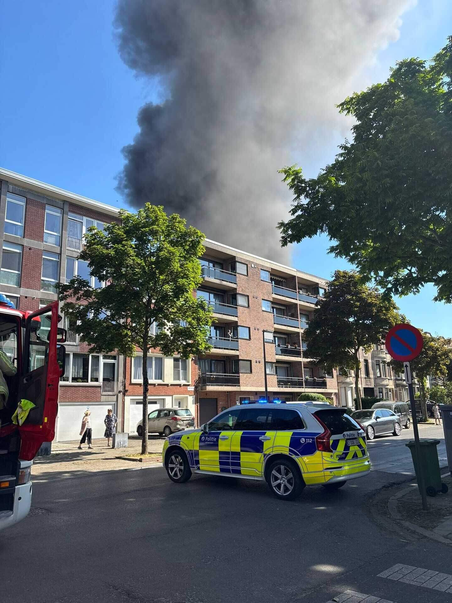 Zware woningbrand in Deurne, rookpluim van ver zichtbaar | HBVL