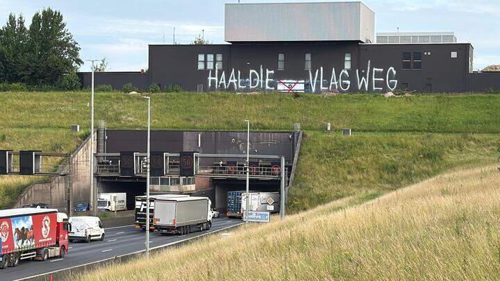 Opvallende boodschap boven Kennedytunnel: “Haal die Israëlische vlag ...