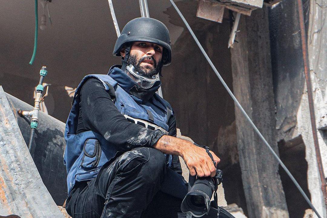 Motaz Azaiza, de bekendste journalist uit Gaza, heeft het gebied ...