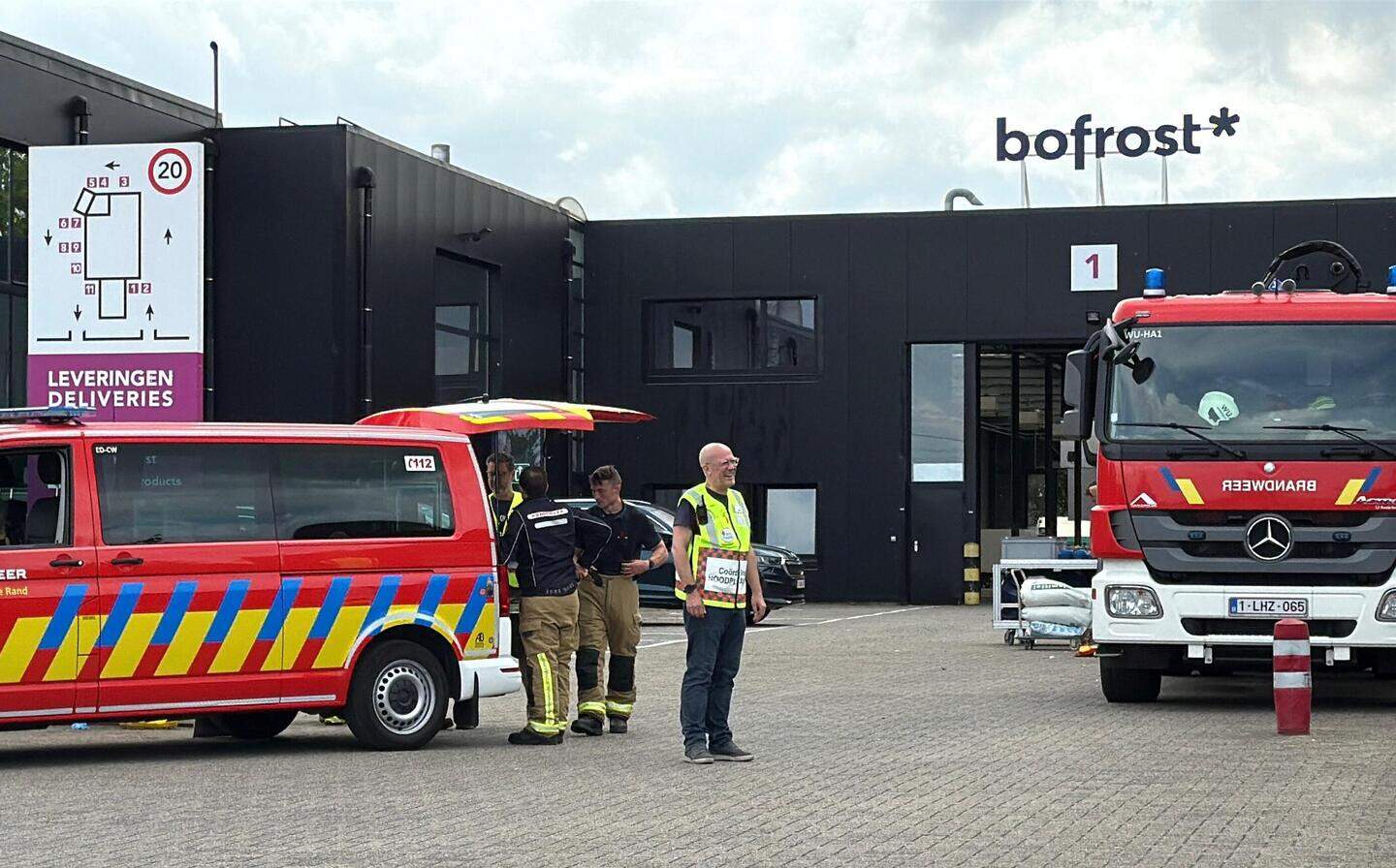 Drie medewerkers Bofrost lopen brandwonden op na lek van bijtende stof ...