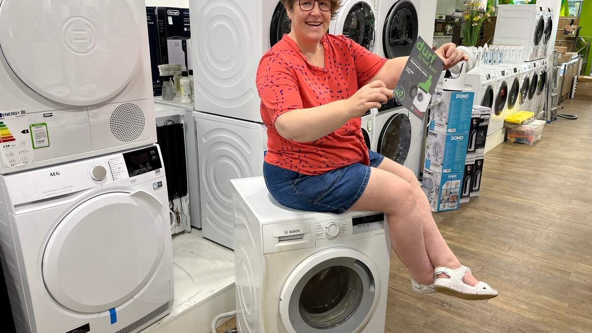 Winkel bestaat veertig jaar en viert dat met WK Wasmachine zitten | GVA