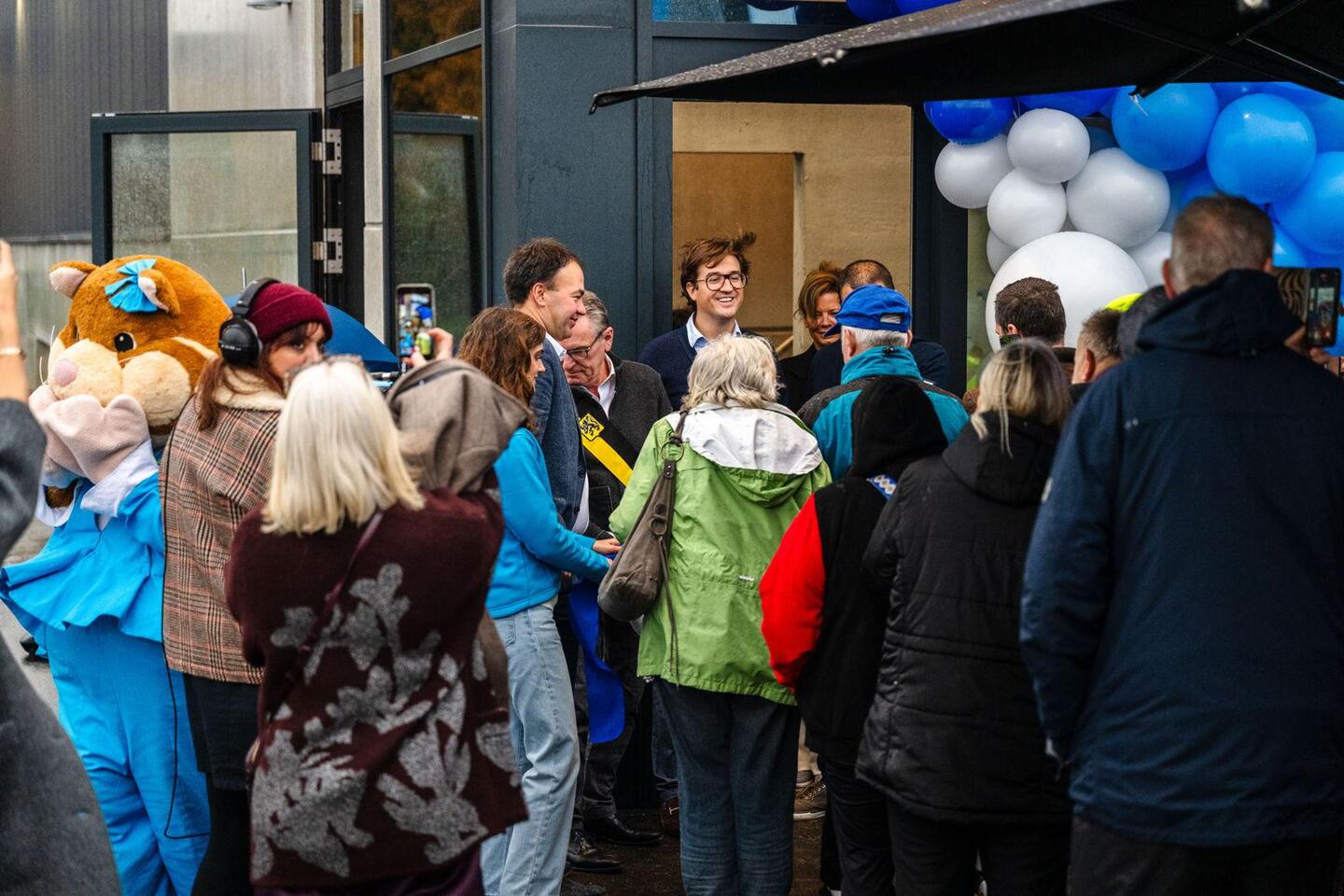 Tot 300 wachtenden bij opening nieuwe Albert Heijn in Emblem: “Wat een ...