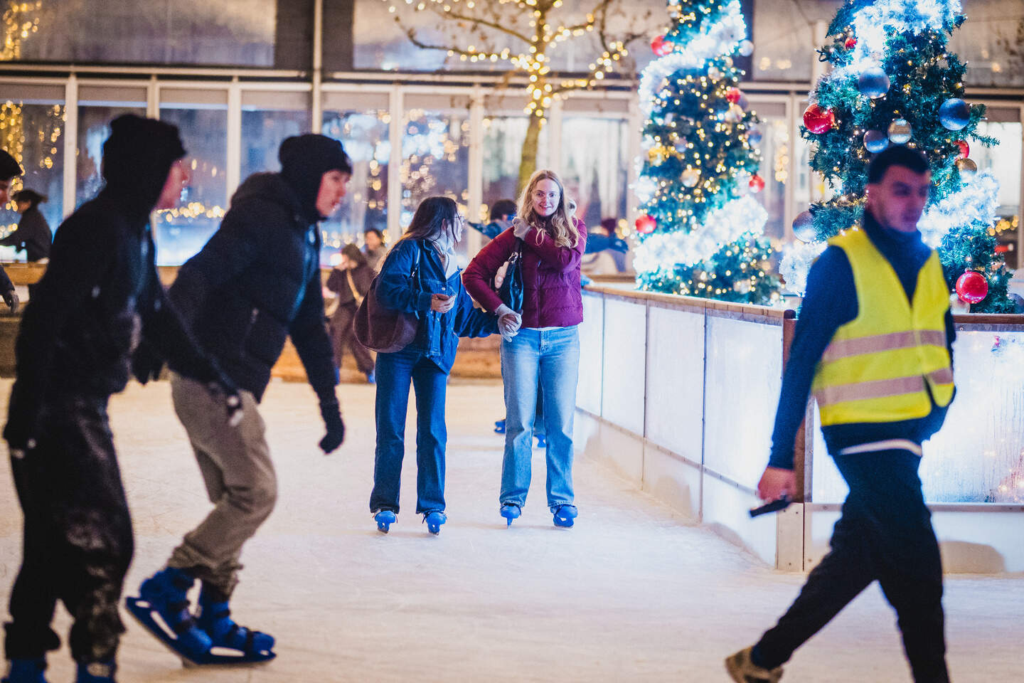 Drukke openingsavond van Winter in Antwerpen, met optreden van singer ...
