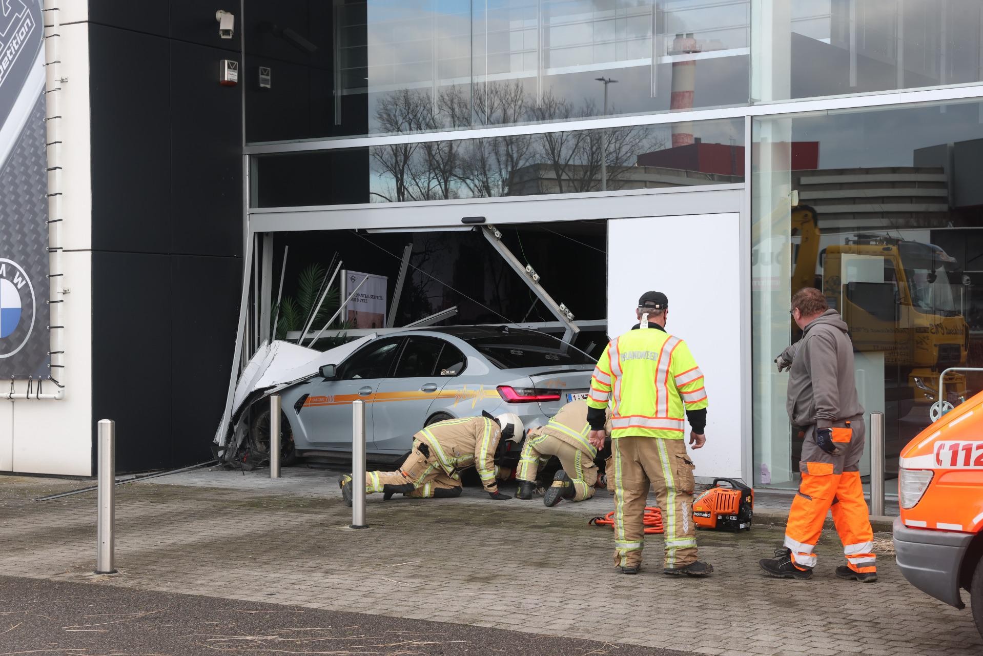 Wagen rijdt in showroom BMW na ongeval | GVA