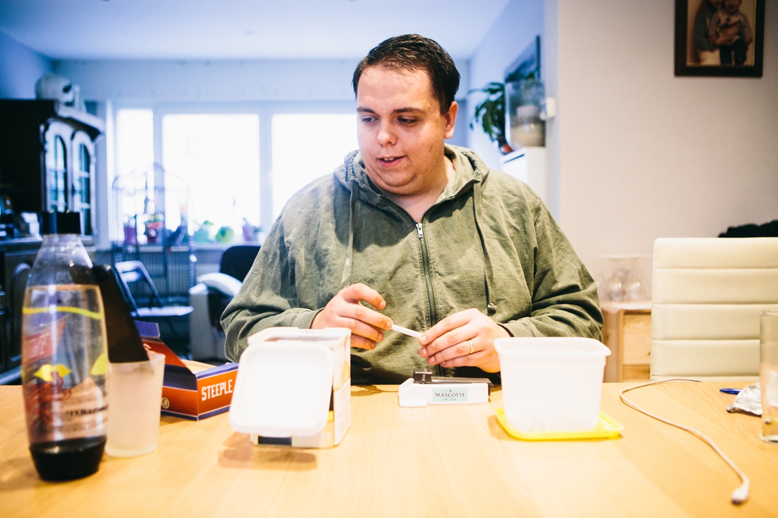 Michael probeert 120 uur wakker te blijven om geld in te zamelen tegen ...