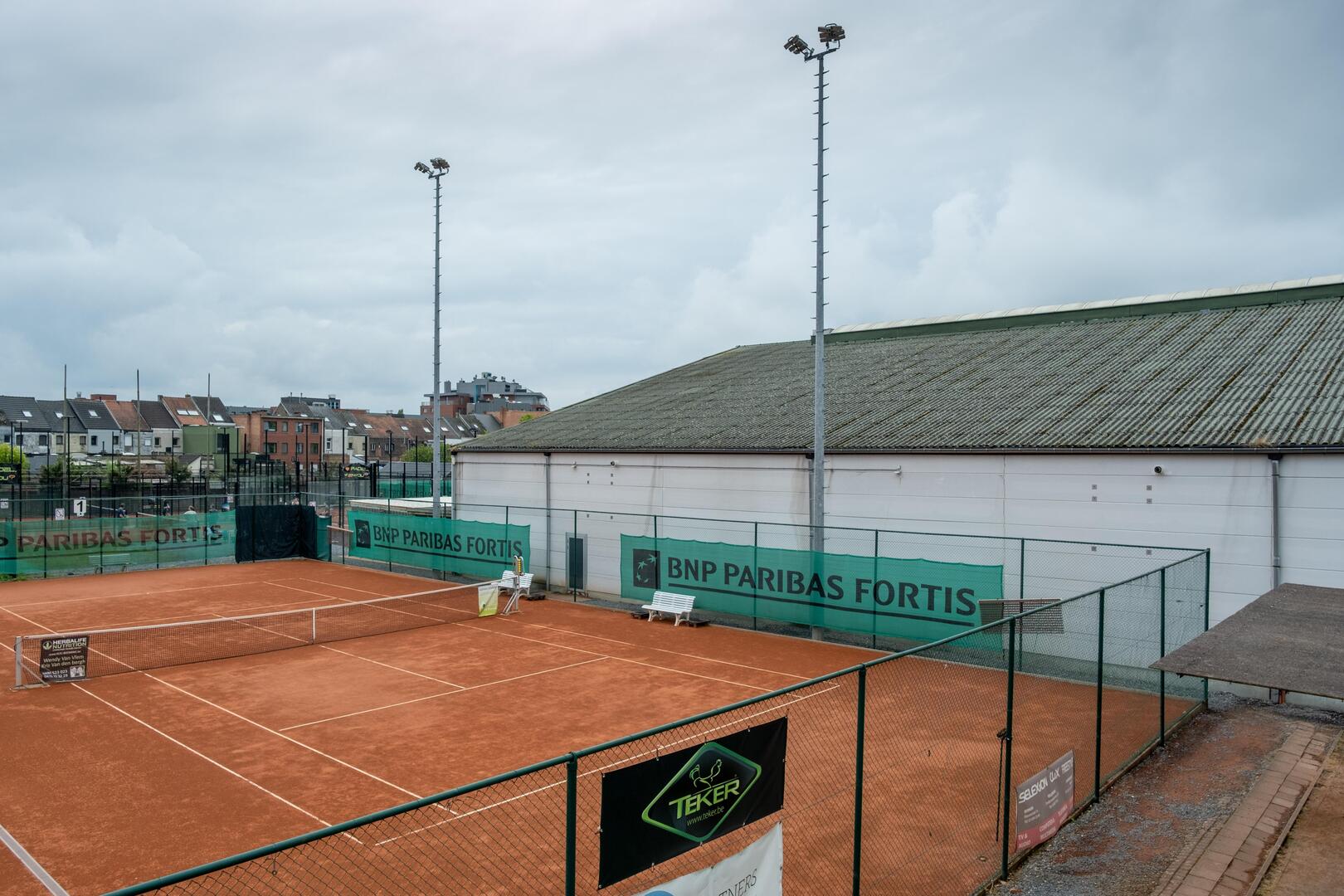 Gemeente Willebroek investeert 230.000 euro in nieuw dak tennishal De ...