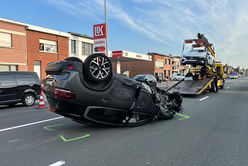 Wagen belandt op zijn kop na frontale botsing in Wommelgem: vier gewonden | GVA
