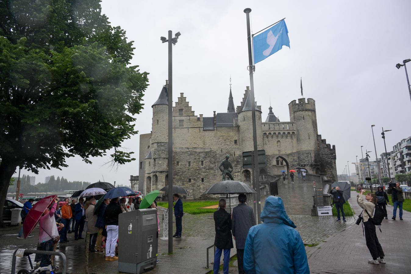 Antwerpen laat vredesvlag boven Steenplein wapperen: “We hopen vurig ...
