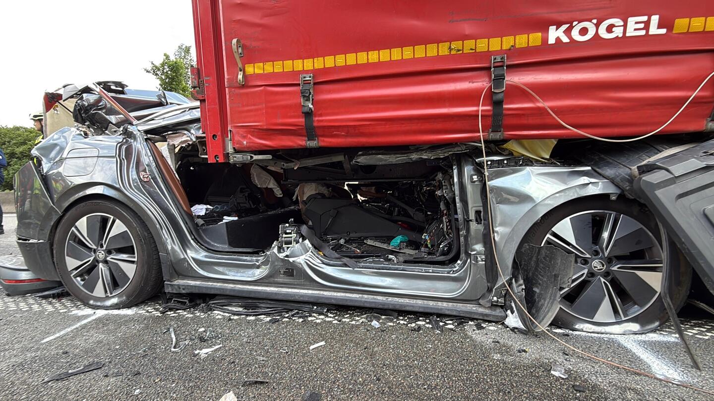 Drie doden bij ongeval met auto en vrachtwagens op E313 in Herentals ...
