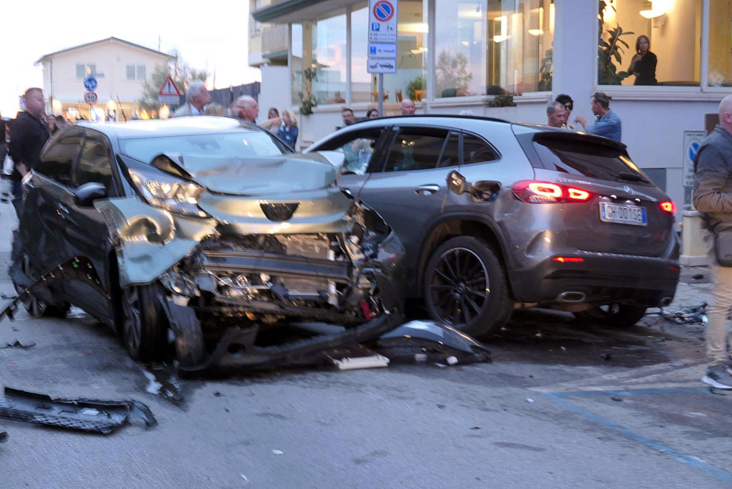 Auto rijdt in op groepen voetgangers in Toscane: twee Duitse meisjes ...