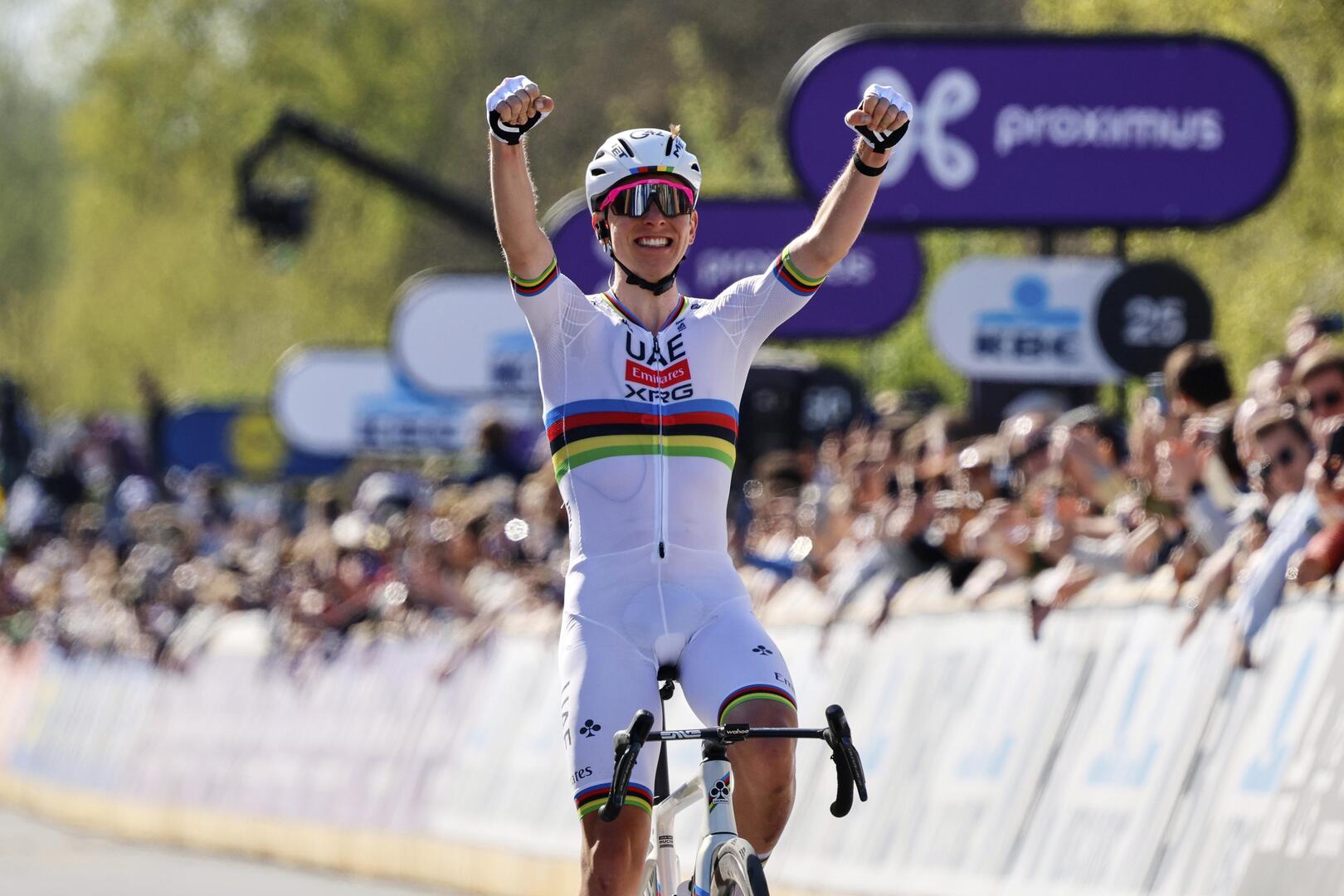 De wereldkampioen doet het! Fenomenale Tadej Pogacar wint voor de ...