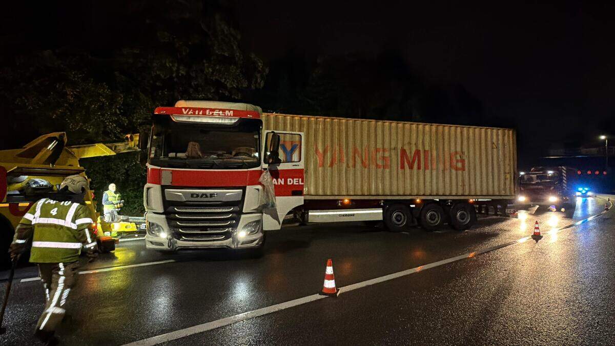 Vrachtwagen getakeld na slippartij op nat wegdek voorbij ...