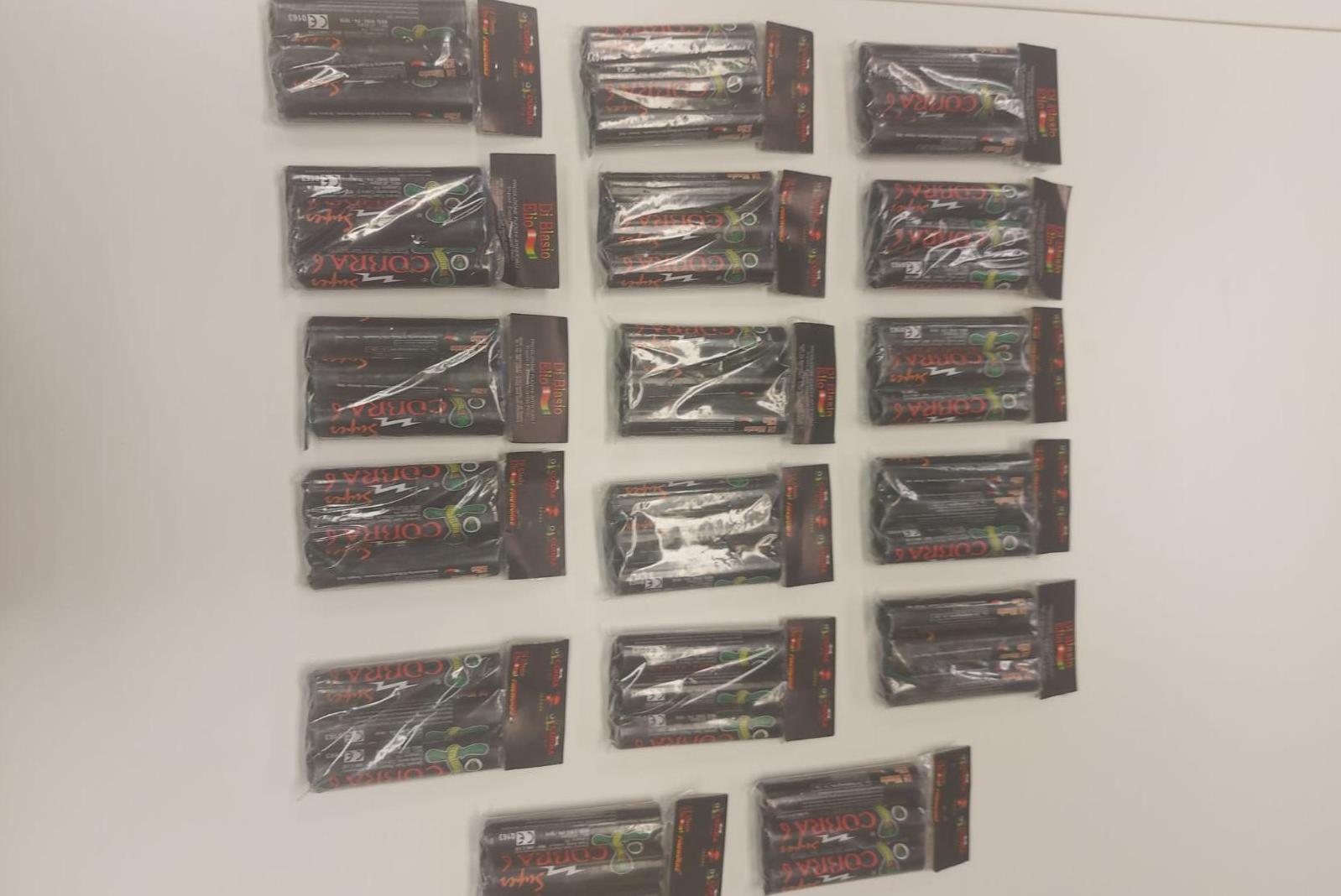 Politie neemt 20.000 euro cash geld en illegaal vuurwerk in beslag in ...