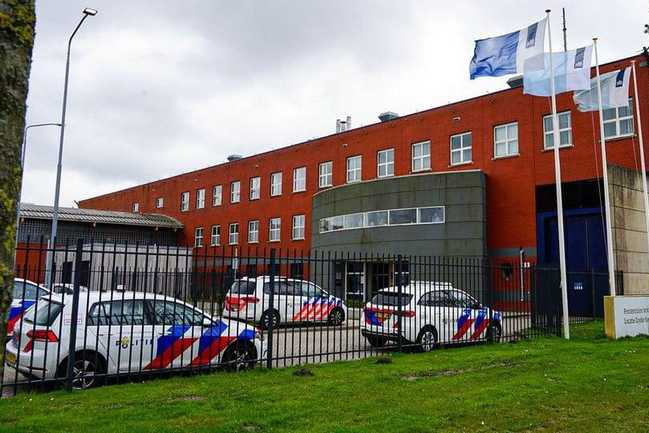 Gevangene gijzelt medegevangenen in Nederlandse gevangenis, meerdere ...