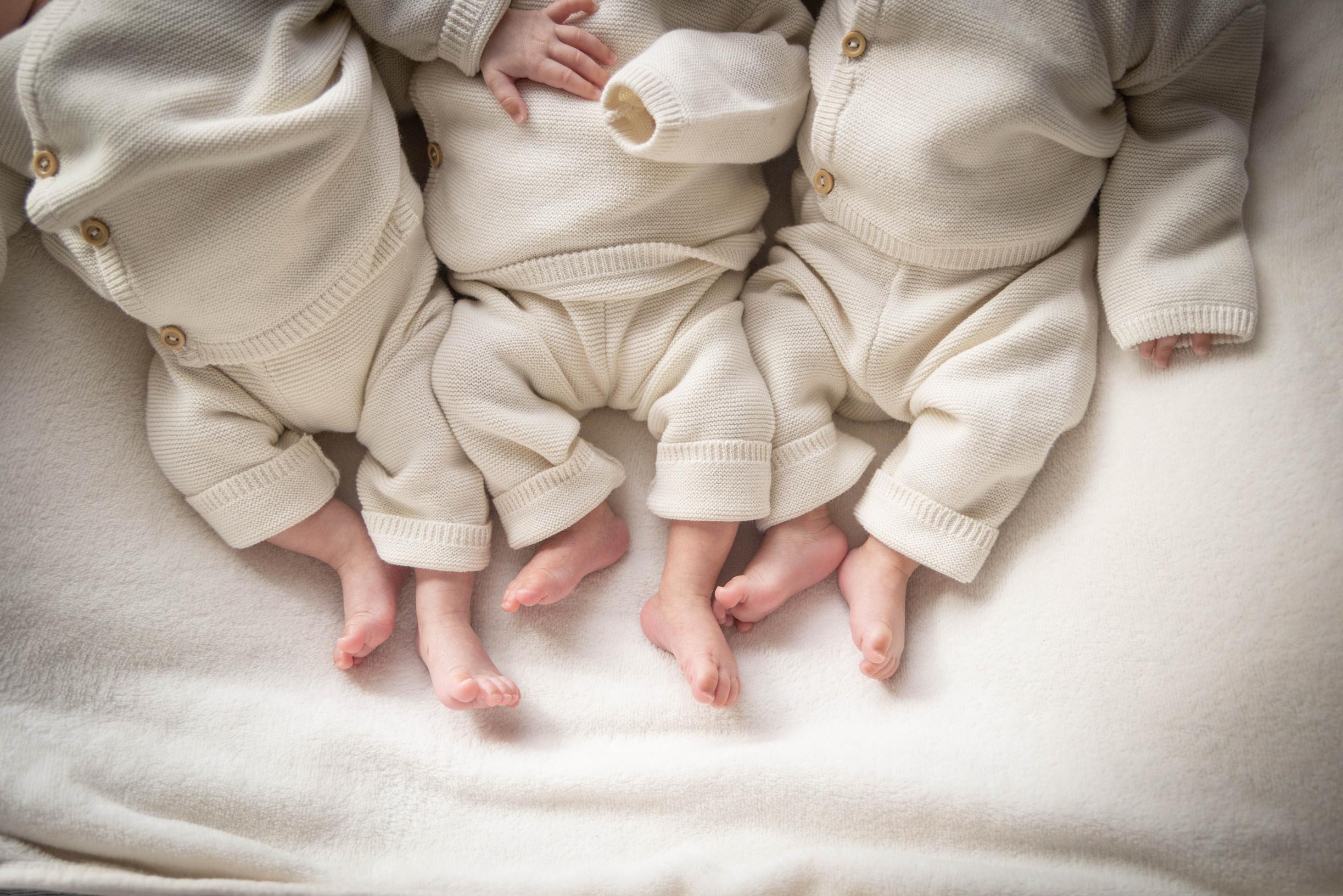 Super zeldzaam: koppel uit Hamont-Achel krijgt eeneiige drieling op ...