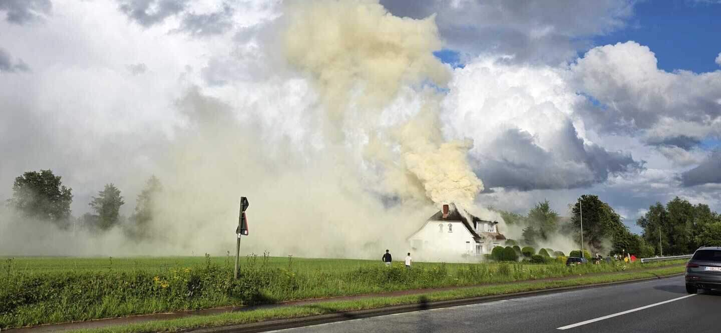 Blikseminslag veroorzaakt zware dakbrand in Brecht | Nieuwsblad