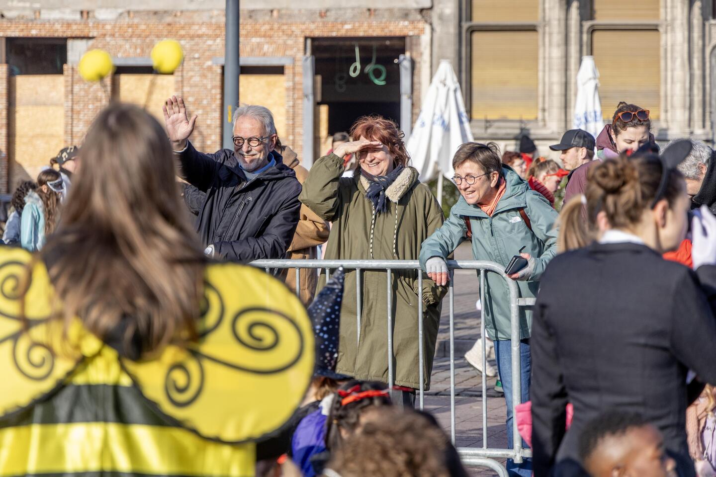 Duizend verklede kinderen, meesters en juffen kleuren de stad ...