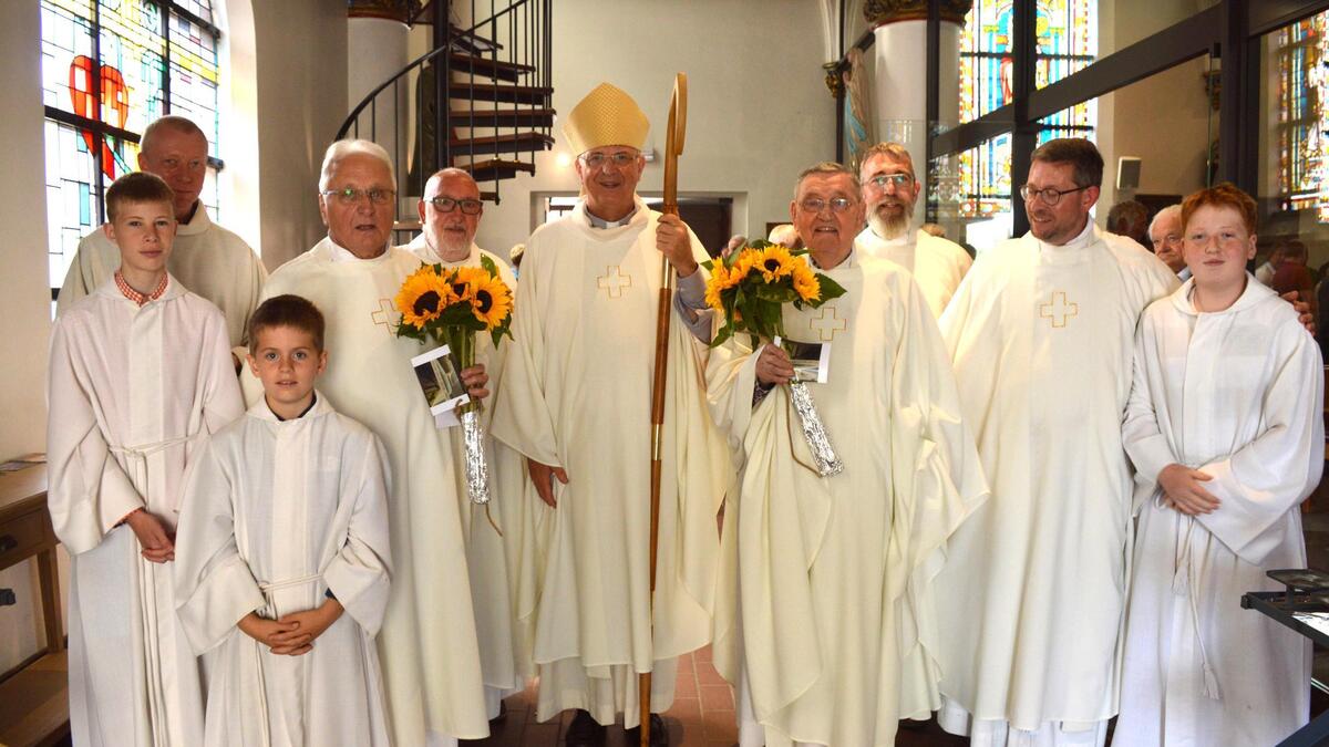Bisschop Bonny verrast priester Frans Wouters en pater Stan Boden bij ...