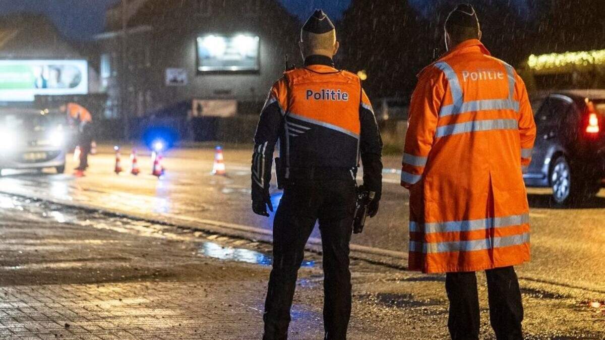 Politie haalt bestuurder zonder rijbewijs en met levenslang rijverbod ...