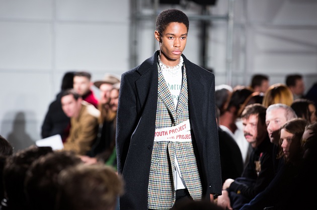 Ook Raf Simons pakt uit met peperduur en bizar accessoire | Nieuwsblad