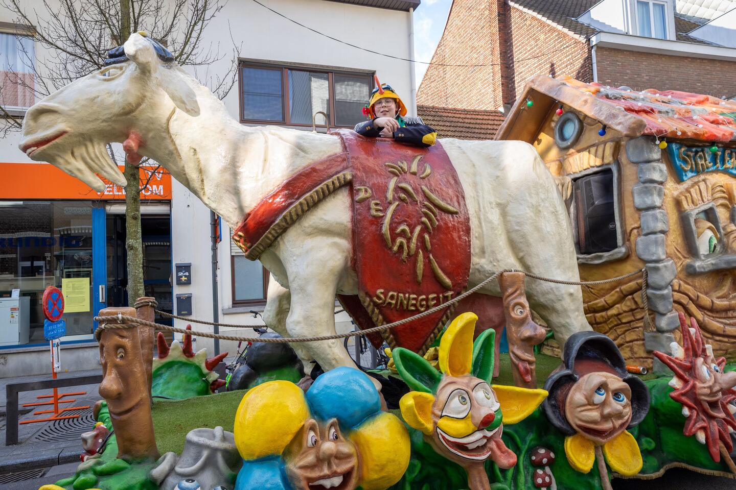 Alaaf! Ekerenaren genieten van 50ste Carnavalstoet: “Dansen, zingen ...