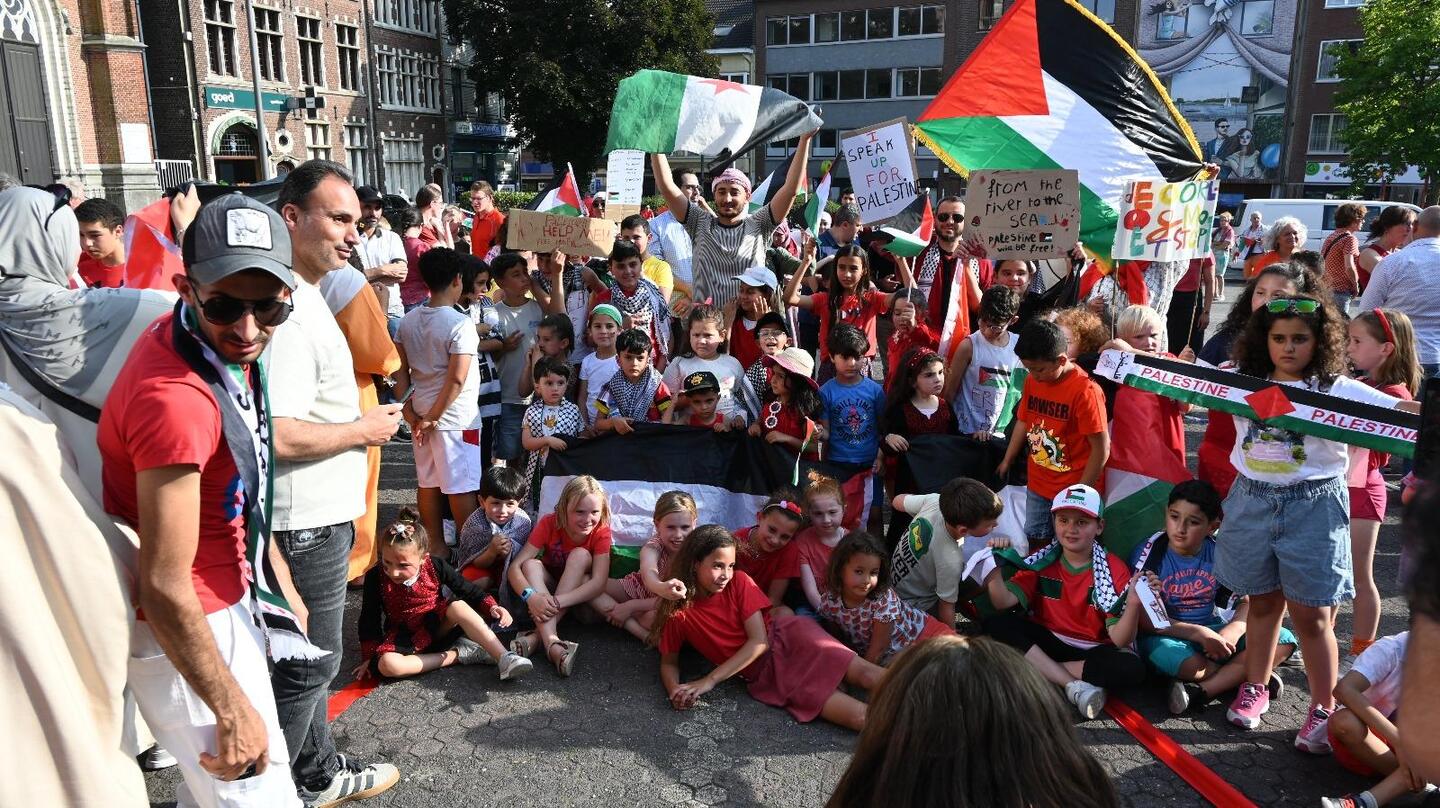 Protestactie 'trek de rode lijn voor Gaza' brengt een paar honderden ...