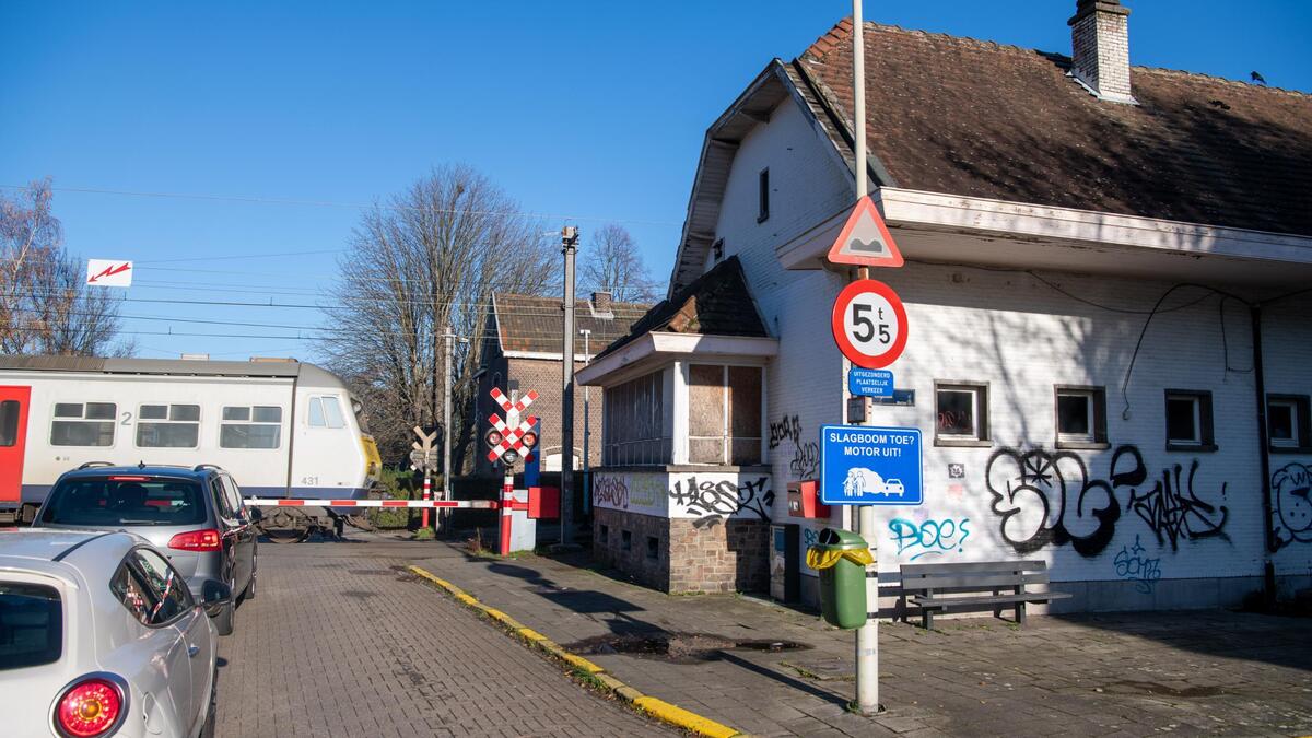 Stations Mortsel en Mortsel-Deurnesteenweg gaan verder onder dezelfde ...