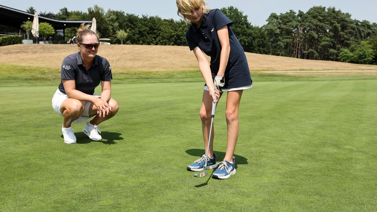 Topgolfster Manon De Roey leert Pauline (10) kneepjes van het vak ...