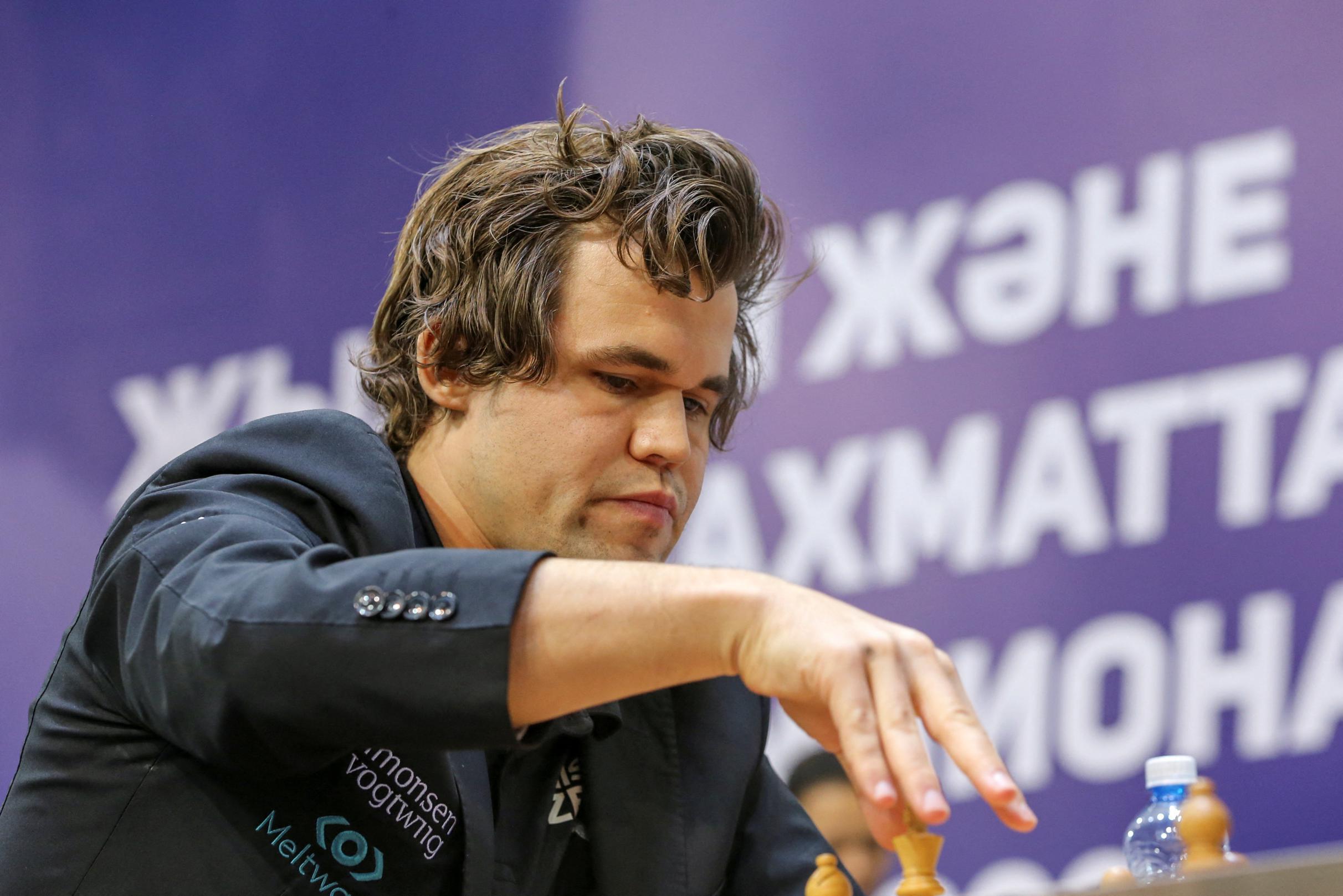 Magnus Carlsen toont zich de beste in het snelschaken en mag twee ...