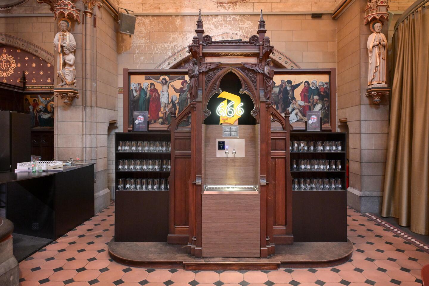 Discussie over Duvel-automaat in biechtstoel: “Zelfs het bisdom vond ...